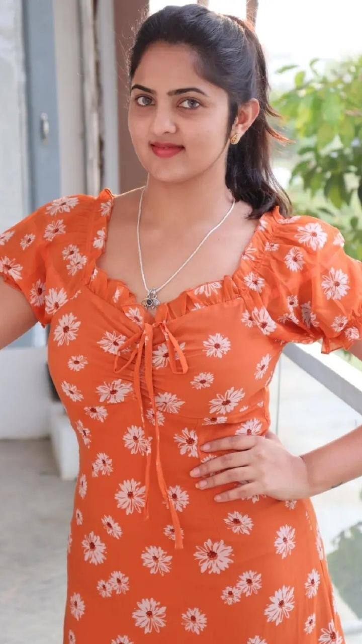 அம்மாடி உன் அழகு செம தூளு..! ராதிகா ப்ரீத்தி கலக்கல் கிளிக்ஸ்..!