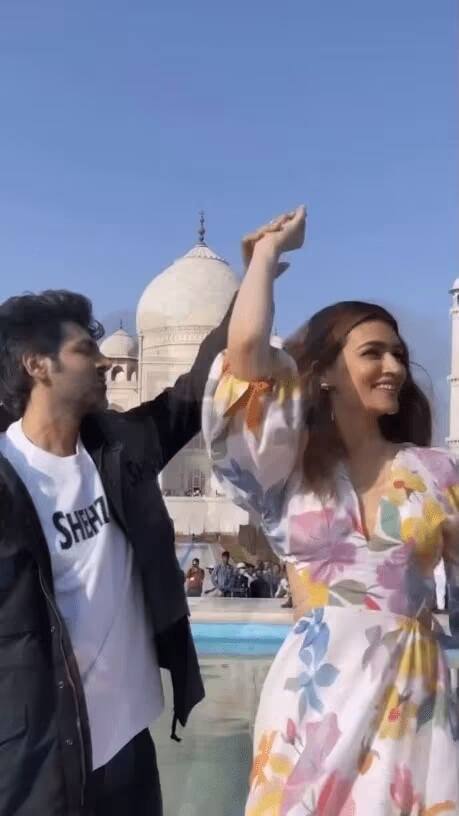Shehzada Co-Stars Kartik Aaryan And Kriti Sanon Celebrate Valentine's Day In Taj Mahal, see in ...