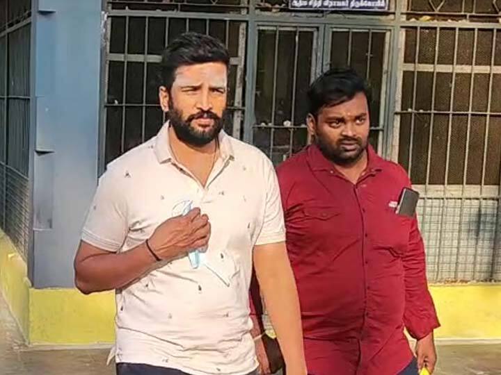 Actor Santhanam Krivalam came to Palani Murugan temple and had darshan ...