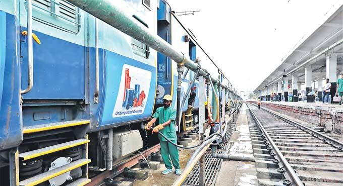Water tank capacity in Indian train know the process of refilling of ...