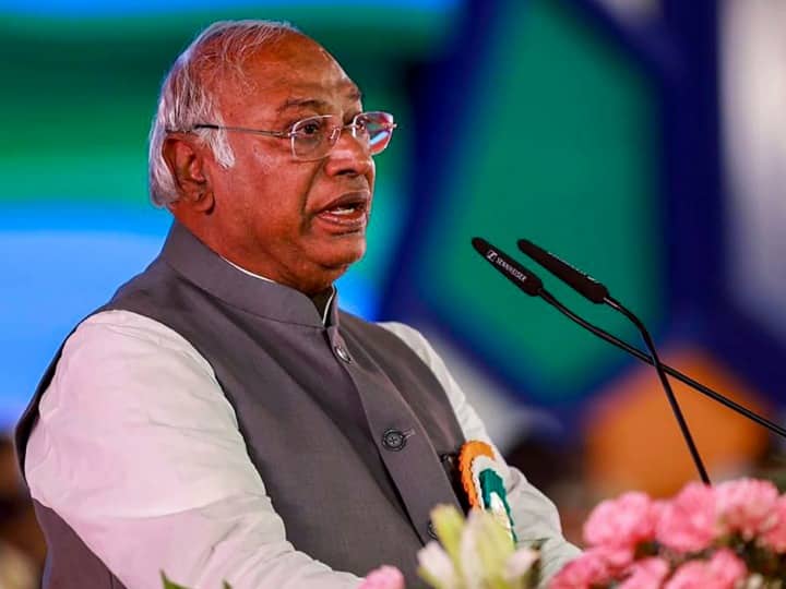 Congress chief Mallikarjun Kharge Says PM Modi is like a poisonous snake | Mallikarjun Kharge ...