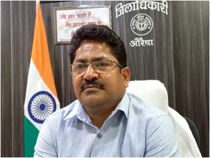 auraiya some villagers including women tried to self immolate in dm office ann | Auraiya: रिश्वत ...