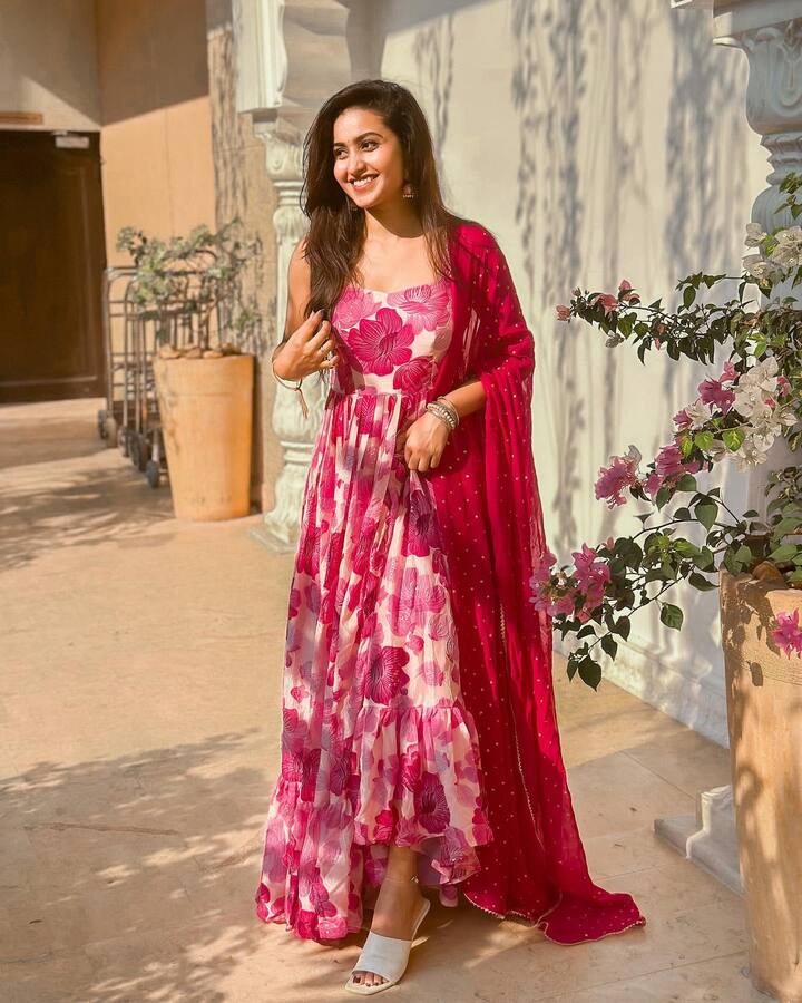 anchor deepika pilli latest photos | Deepika Pilli: పూల పూల డ్రెస్సులో ...