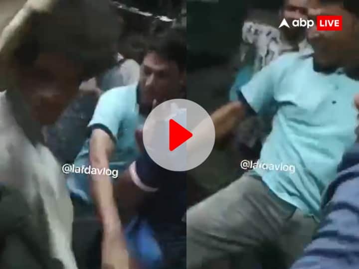 Mumbai Local train fight viral video watch passengers fight watch mumbai viral video | Mumbai ...