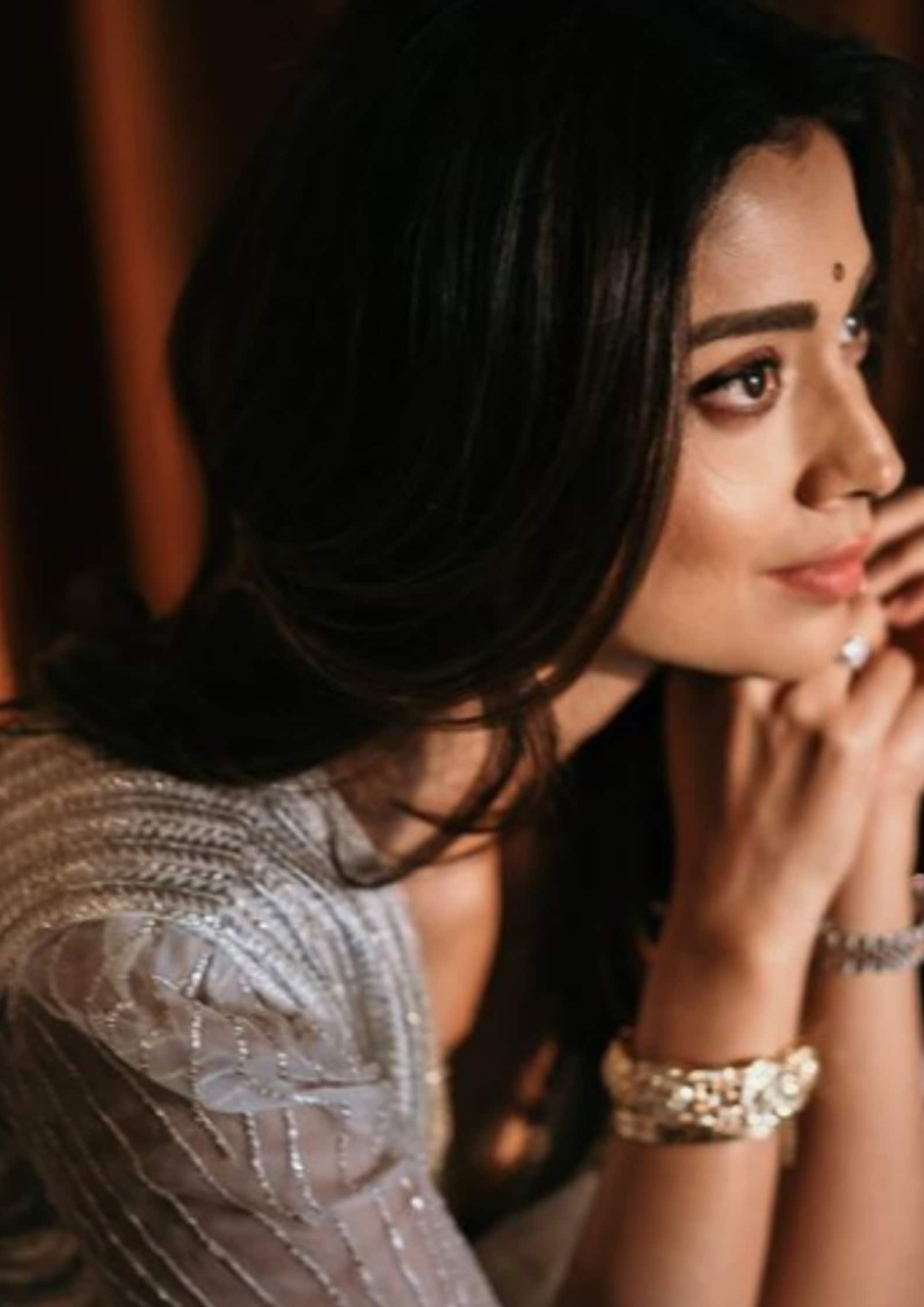 Shriya Saran Oozes Elegance In A White Organza Saree