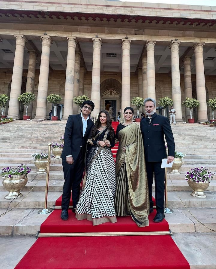 Raveena Tandon Poses With SS Rajamouli And Her Family During Padma ...