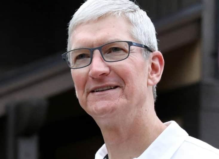 Video: Tim Cook Surprised Seeing Customer Bringn Old Macintosh Classic ...