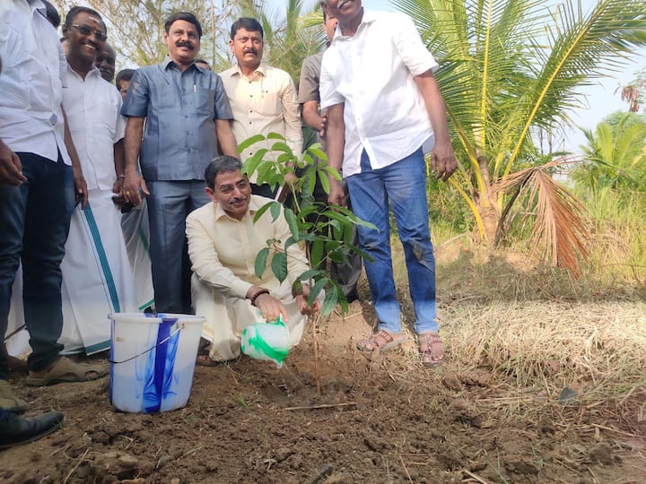 IN PICS: TN Guv RN Ravi Meets Organic Farmers In Ramnad, Plants ...