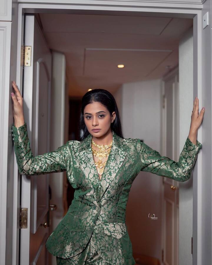 'The Family Man' Actress Priya Mani Exudes Panache In A Green Brocade ...