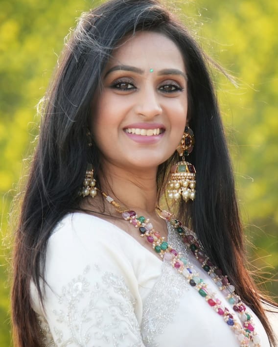 Actress Laya Latest Beautiful White Saree Photos | Actress Laya: పూల ...