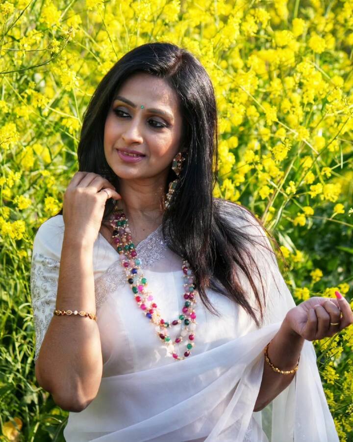 Actress Laya latest beautiful white saree photos | Actress Laya: పూల ...