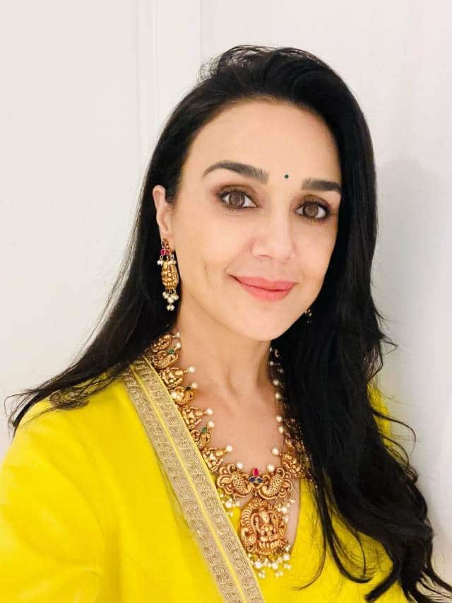 मां हाटकोटी मंदिर में प्रीति जिंटा ने करवाया दोनों बच्चों का मुंडन