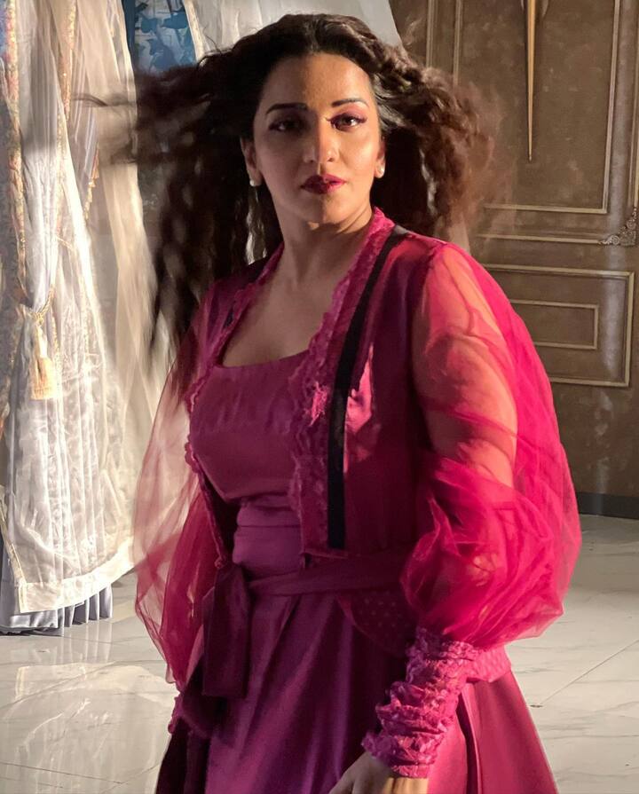 'Beqaboo' Actor Monalisa Shares Pictures In A Dark Pink Outfit