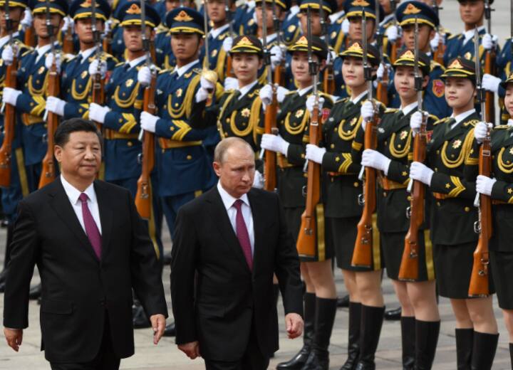 Chinese stand up comedian had to make fun of the Chinese army got this ...