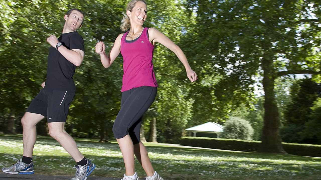 Reverse Walking: ਫਿੱਟ ਰਹਿਣ ਲਈ ਜੌਗਿੰਗ ਹੀ ਨਹੀਂ... ਰਿਵਰਸ ਵਾਕਿੰਗ ਵੀ ਕਰੋ