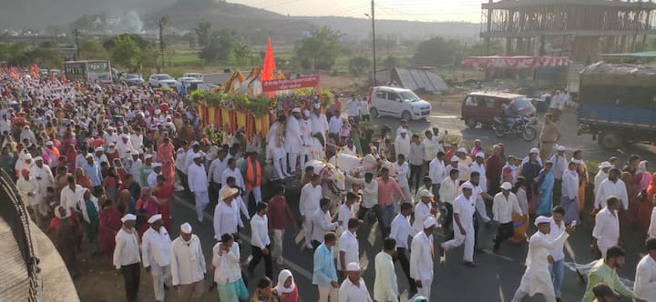 Departure of Sant Nivrittinath Palkhi ceremony from Trimbakeshwar to ...