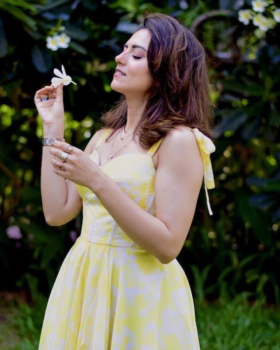 Riddhi Dogra Photos Asur 2 Actress Riddhi Dogra Summer Fashion In A ...