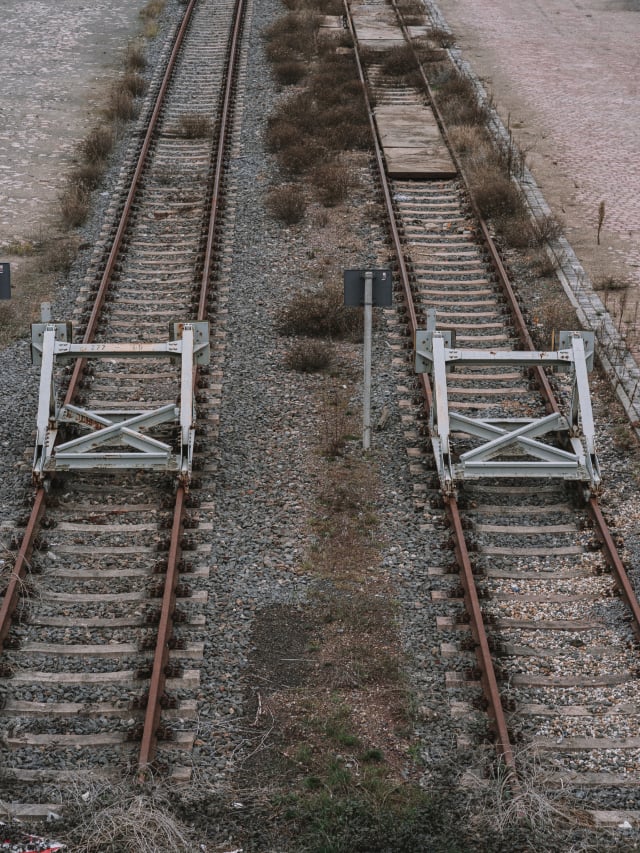 रेलवे लाइन और ट्रैक में क्या अंतर होता है?