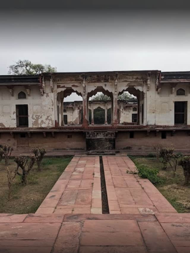 आराम बाग का निर्माण किस शासक ने करवाया था?