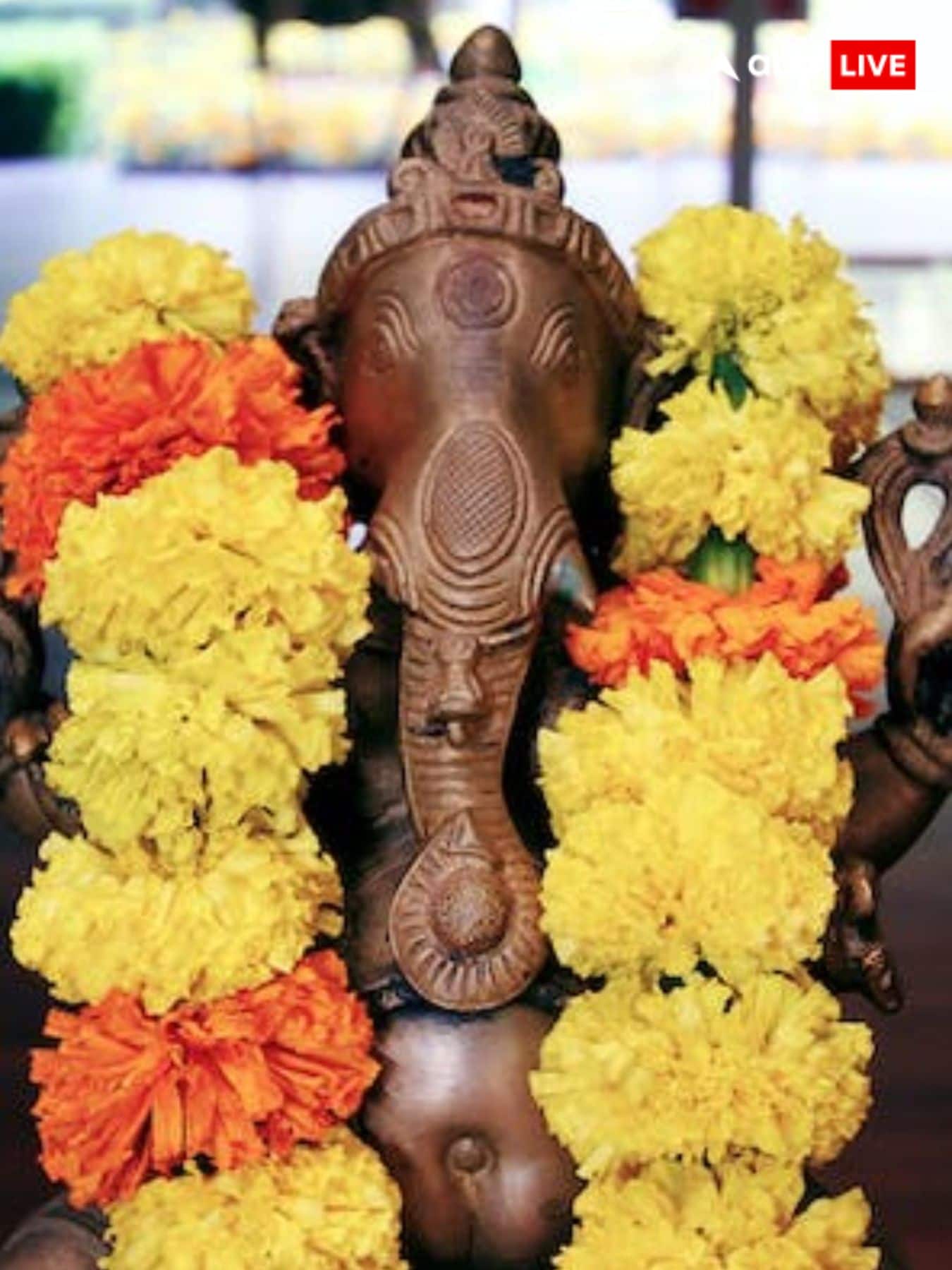 Hindu Pooja: पूजा में देवी-देवता को फूल क्यों चढ़ाते हैं?