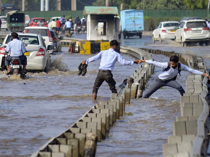 Weather Update Heavy Rainfall In Gurugram Leads To Waterlogging Vehicular Movement Affected SEE ...