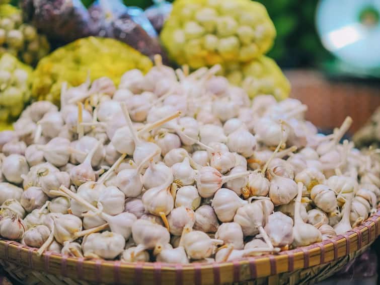 Health Tips Some Health Benefits Of Garlic Garlic Health Benefits রোজ সকালে খালি পেটে এক 