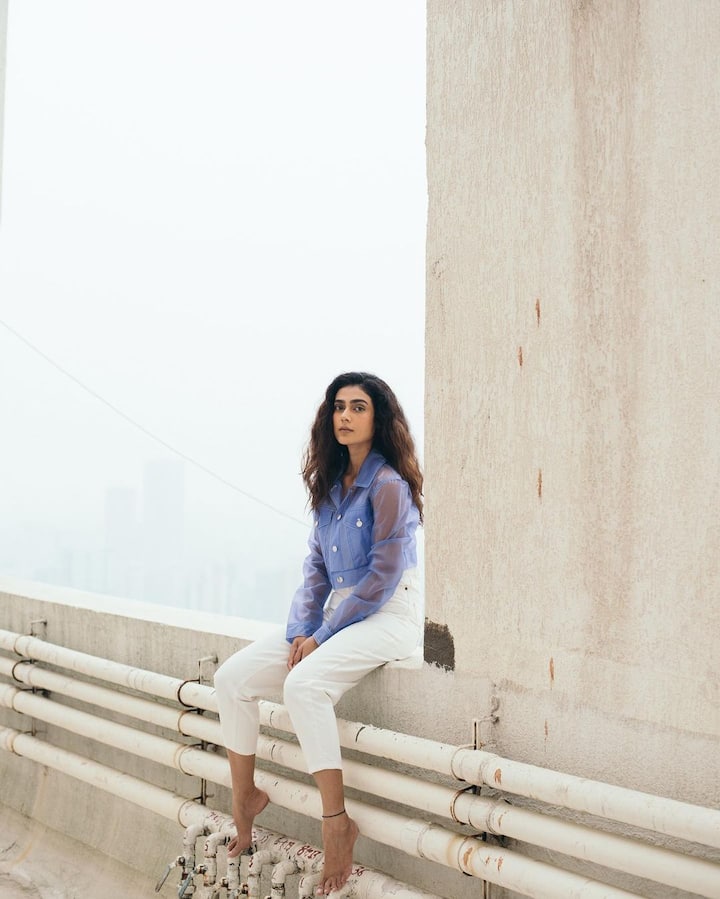 Aakanksha Singh Glam Show In Black and White photoshoot, See Pics | Aakanksha Singh Photos ...