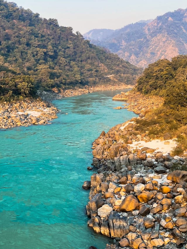 ऋषिकेश में कौन सी नदी बहती है?