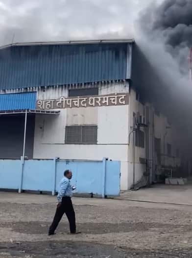 Pune fire at a godown in yewalewadi pune 10 fire brigade vehicle ...