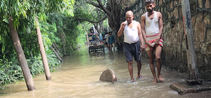 Delhi Flood Due to bursting of drain water filled in Janata camp see ...