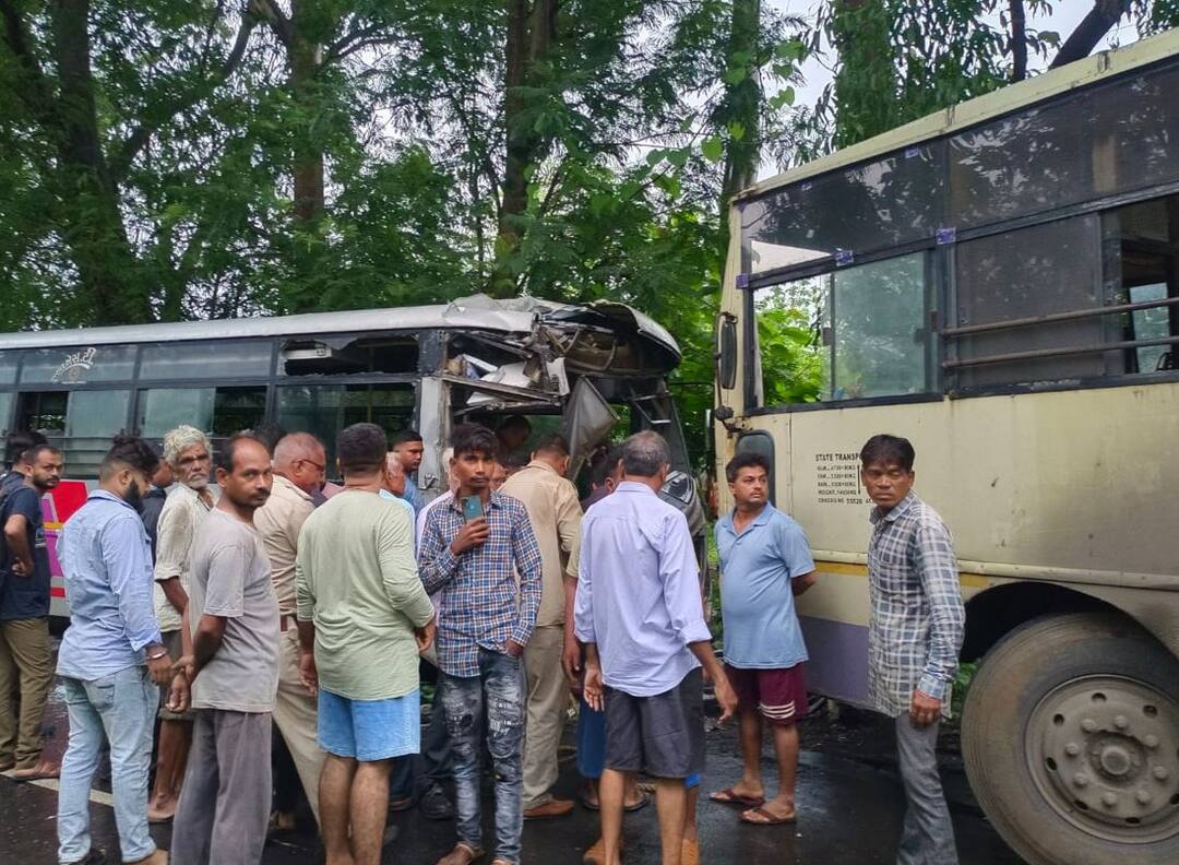 Accident between two ST buses on Chikhli Fadvel road in Navsari driver killed | Accident ...