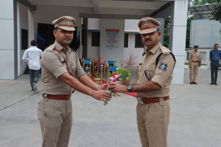 IPS Bhagirath Singh Jadeja took charge of SP Porbandar | કડક અધિકારીની ...