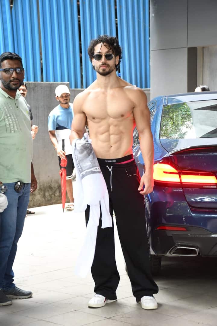 Tiger Shroff Showing His Six Pack Abs Check Pics | సిక్స్ ప్యాక్‌తో ...