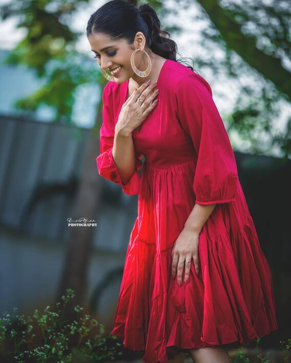 Rashmi Gautam Red Frock Photos | Rashmi Gautam : రెడ్ ఫ్రాక్ లో రష్మి ...
