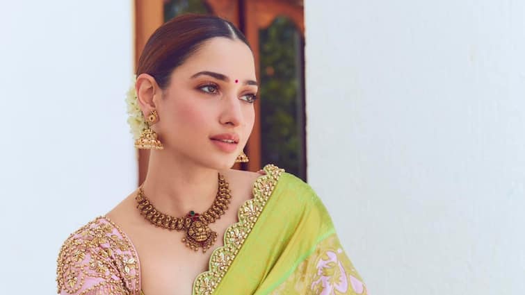 Viral Video Tamannaah Bhatia Fan Breaks Security See Actress Reaction ... Viral Video Tamannaah Bhatia Fan Breaks Security See Actress Reaction ...