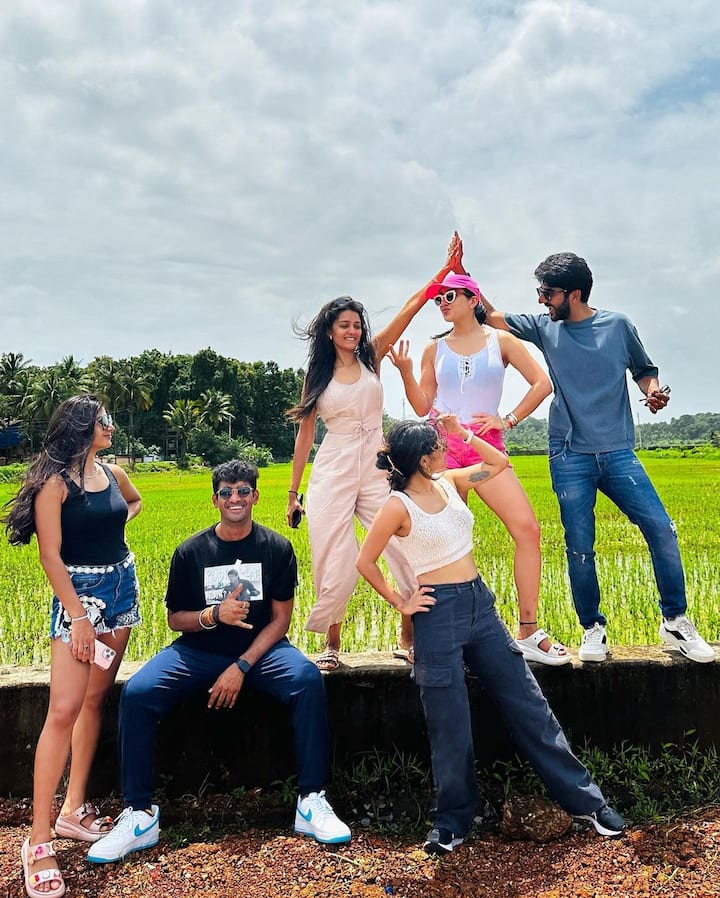 Sara Ali Khan Shares Vacation Pics With Her Friends Of 10 Years, Poses ...