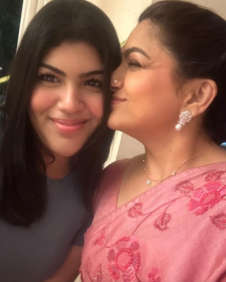 Kushboo Sundar With Her Daughters Avantika And Anandita, pics goes ...
