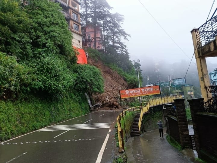 Himachal Pradesh Due to incessant rains in Shimla heavy landslide near Himland road closed ...