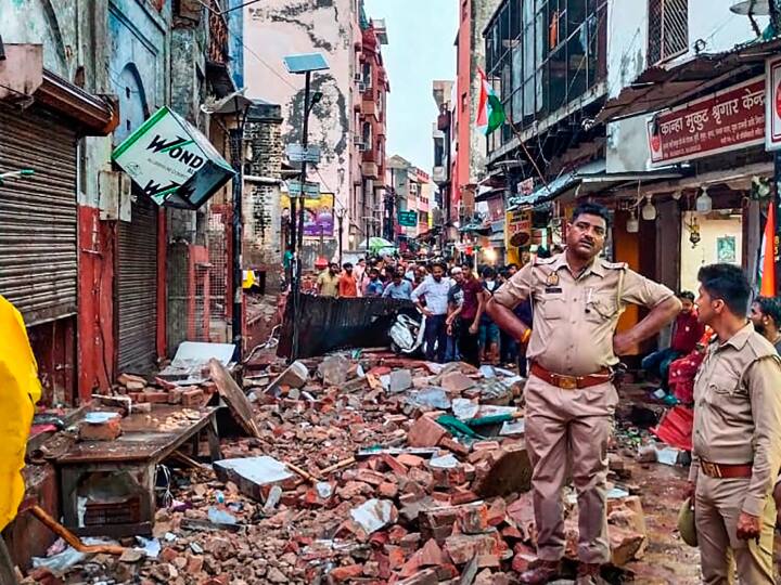 Due to the fight of monkeys in Mathura, the balcony of the house fell ...