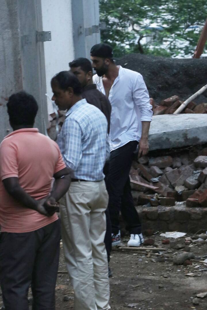 Ranbir Kapoor Alia Bhatt Spotted At New Bungalow Krishna Raj See Pics ...