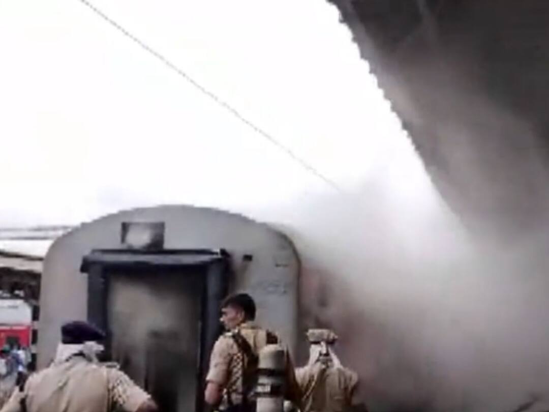 VIDEO: Fire Breaks Out On Udayan Express In Karnataka, No Casualty Reported