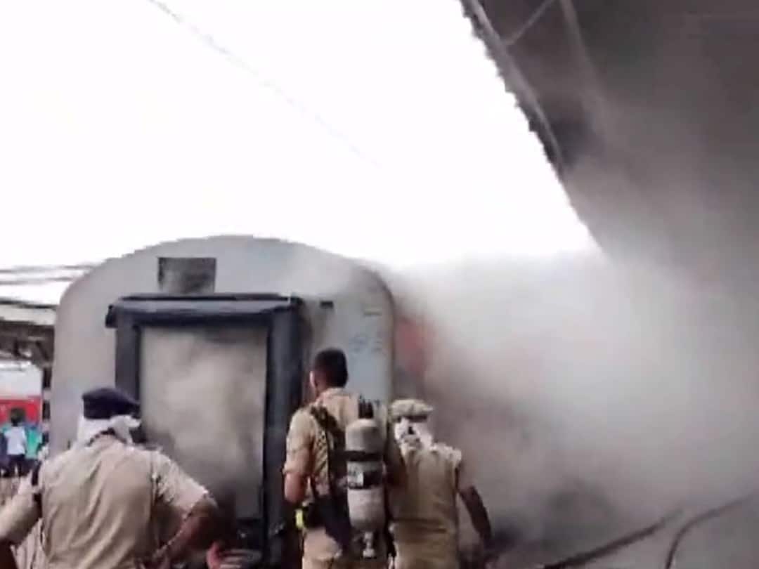 Watch Video Fire Breaks Out On Udayan Express at Bengaluru Station, No Casualty Reported | Watch ...
