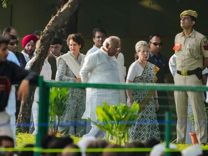Congress Leaders Sonia Gandhi Priyanka Gandhi Mallikarjun Kharge Pay ... Congress Leaders Sonia Gandhi Priyanka Gandhi Mallikarjun Kharge Pay ...