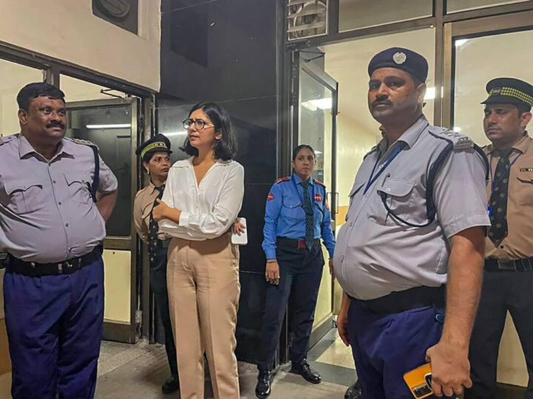 Swati Maliwal DCW ChieF Prevented From Meeting Minor Rape Victims On Dharna At Hospital