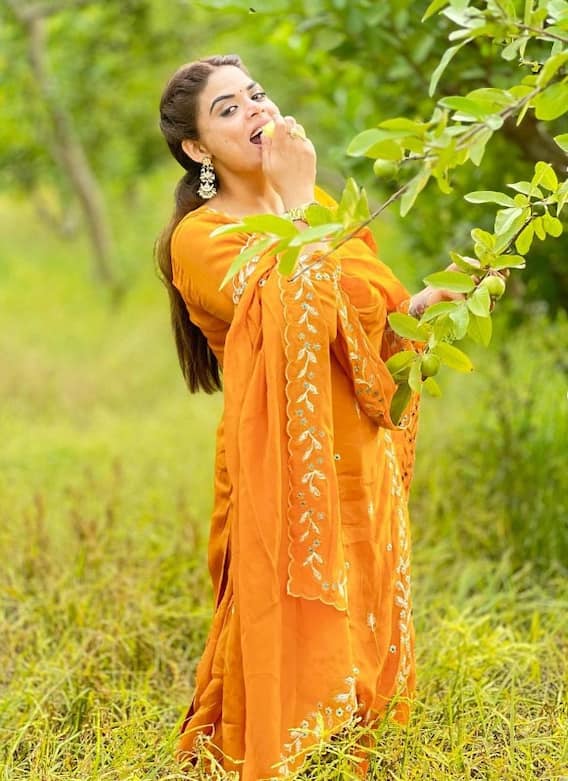 Punjabi Singer Jasmeen Akhtar Look Will Make You Crazy The Pictures ...