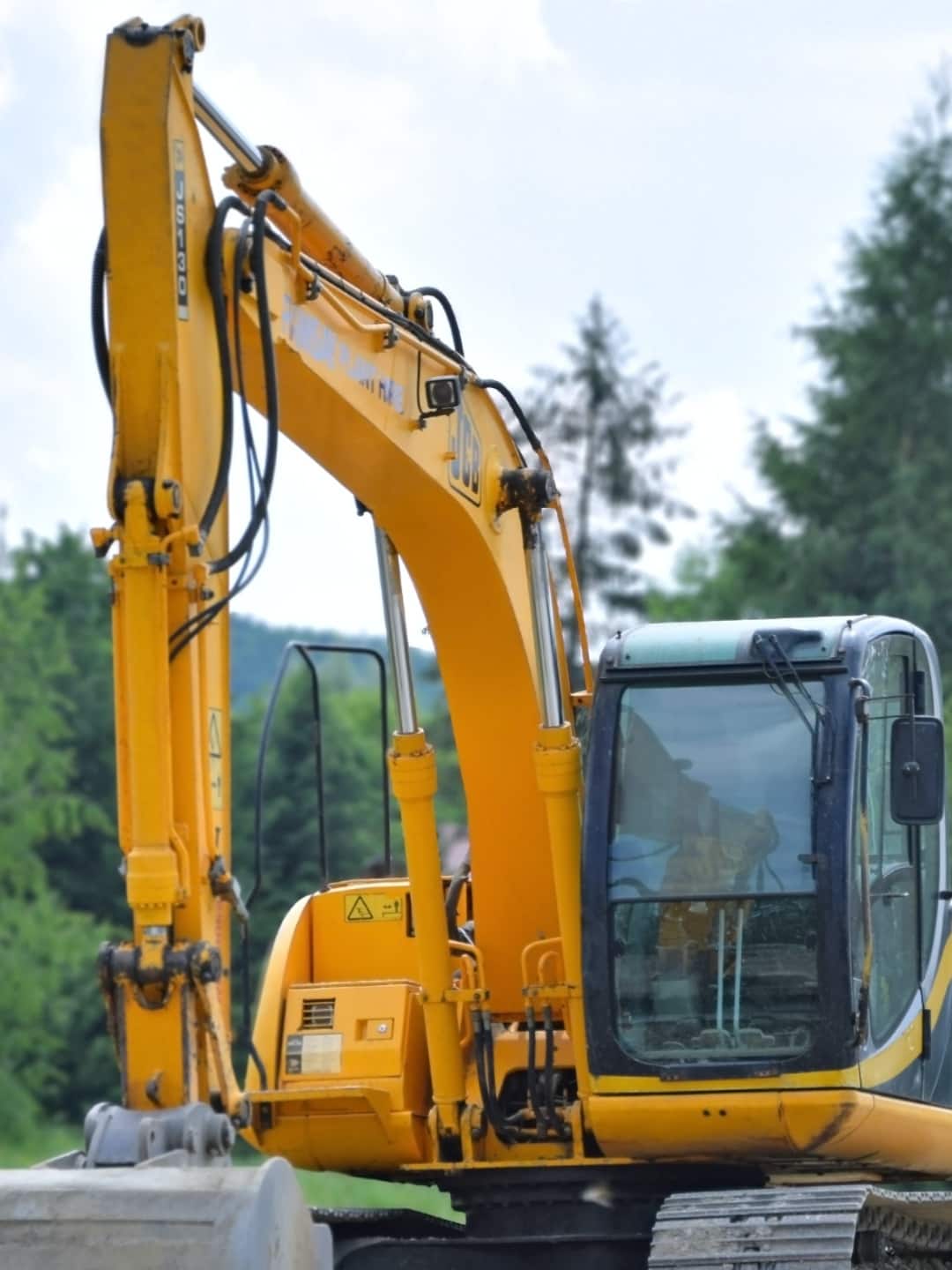 पीले रंग की ही क्यों होती है JCB मशीन?