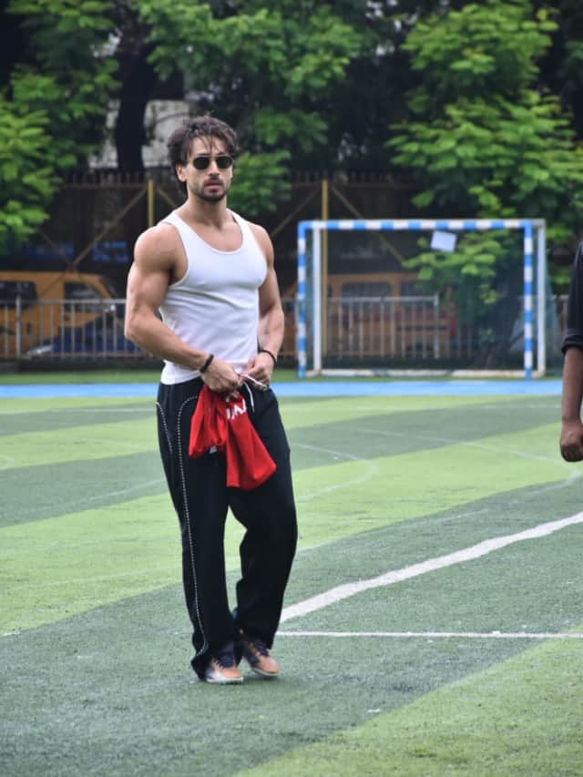 Tiger Shroff Shows Off Toned Body, Check Out Pics