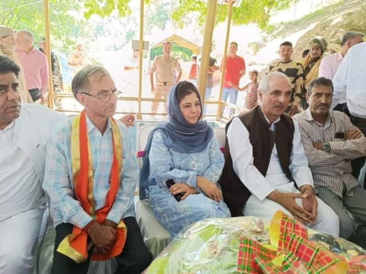 Mehbooba Mufti Visits Thajiwara Temple in Bijbehara to greet Kashmiri ...