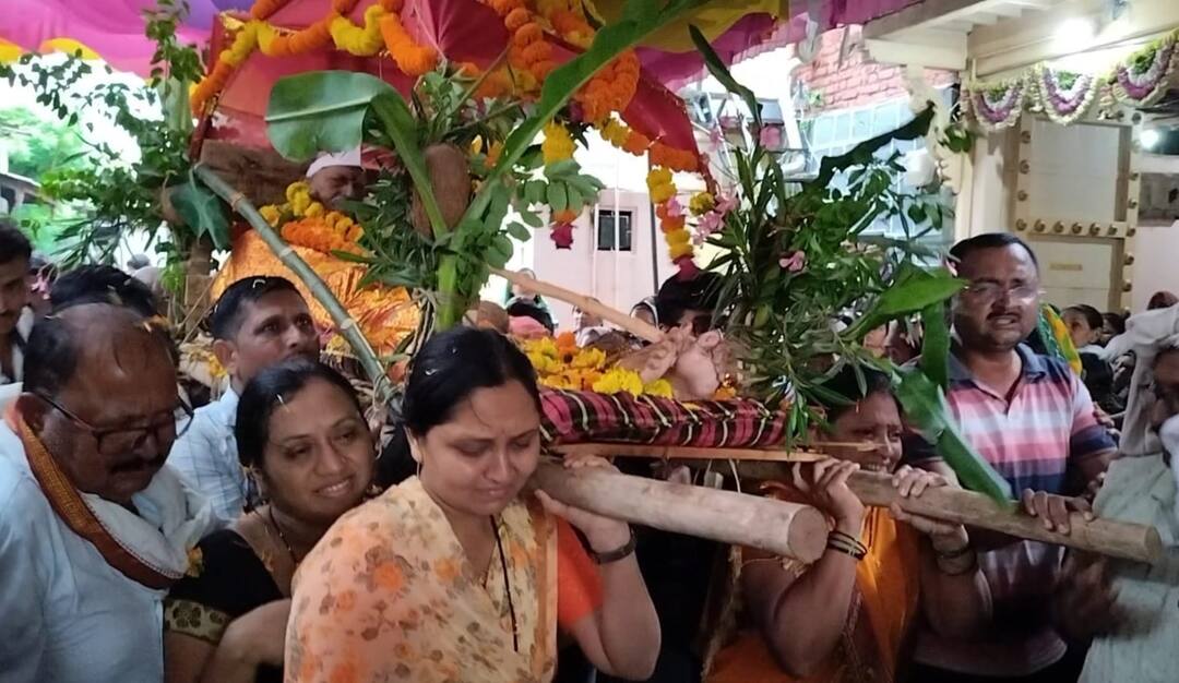 Dhule latest News Defying tradition, sisters, daughters-in-law ...