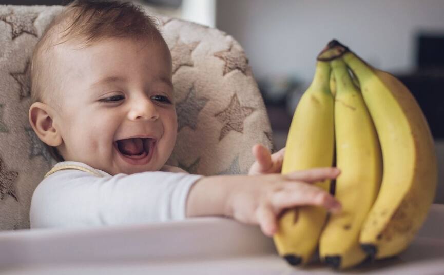 How to feed banana to baby | ਆਪਣੇ ਛੋਟੇ ਬੱਚੇ ਨੂੰ ਖਵਾਉਂਦੇ ਹੋ ਕੇਲਾ, ਤਾਂ ...